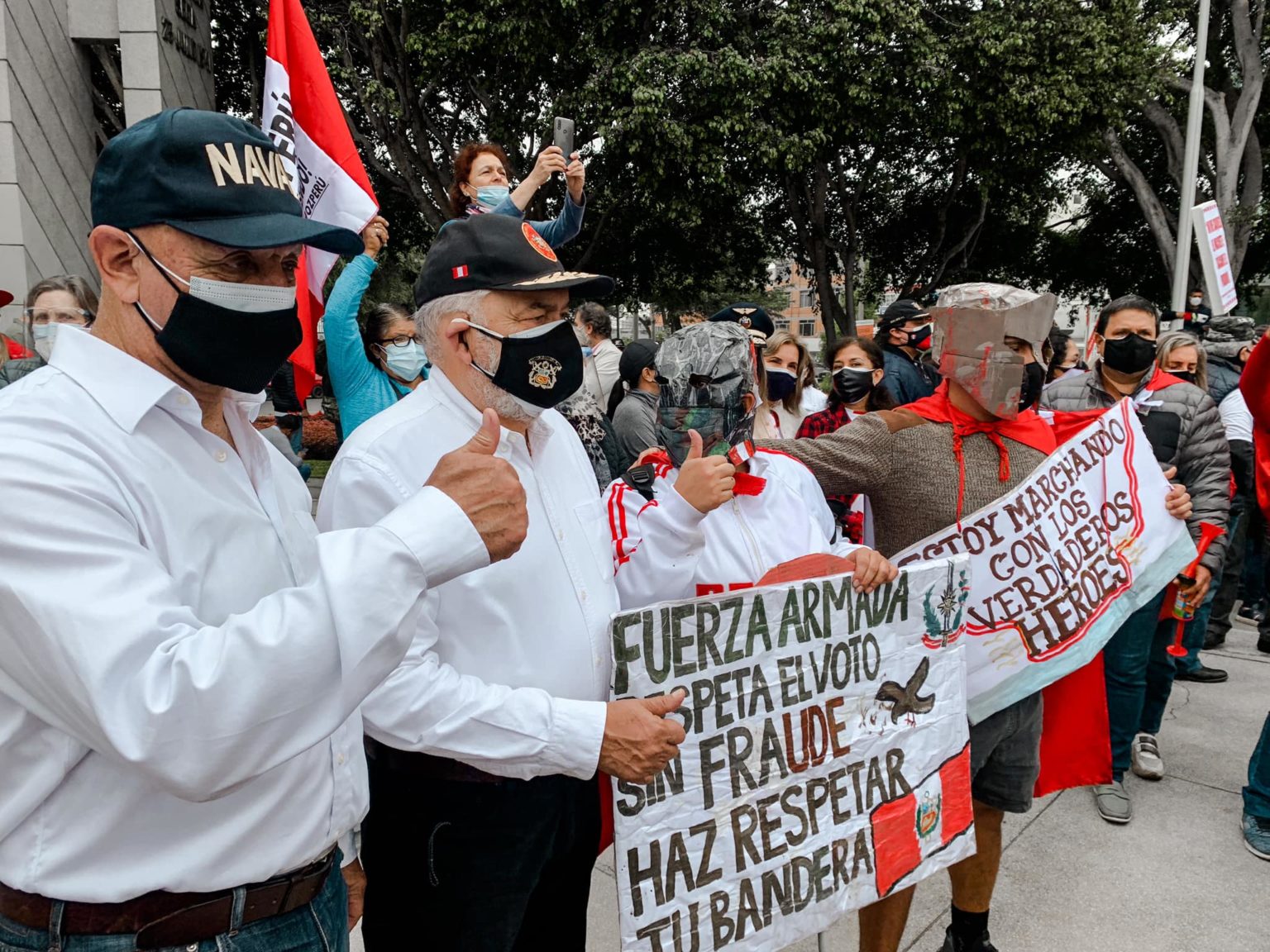 Militares peruanos en retiro protestan contra las irregularidades en ...