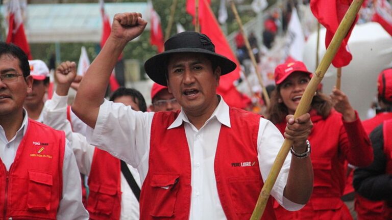 El líder comunista Vladimir Cerrón promueve el conflicto en Perú para ...