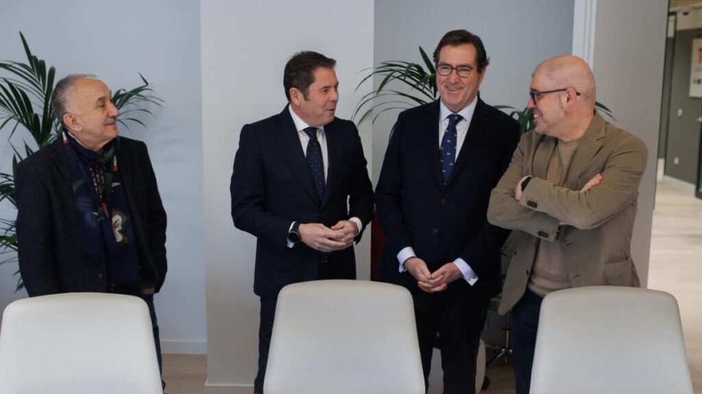 Los sindicatos de clase y la patronal firman un acuerdo surrealista