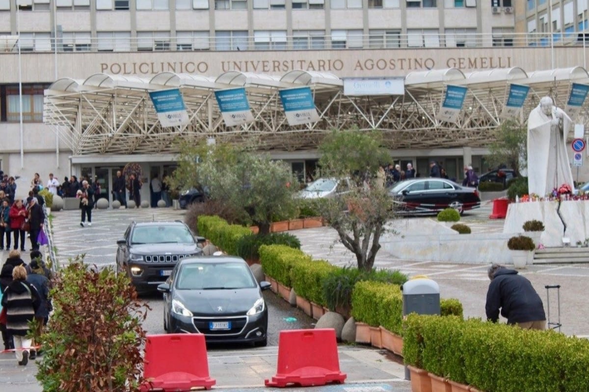Los médicos del Hospital Gemelli señalan que la situación del Papa ha mejorado, pero que "aún no ...