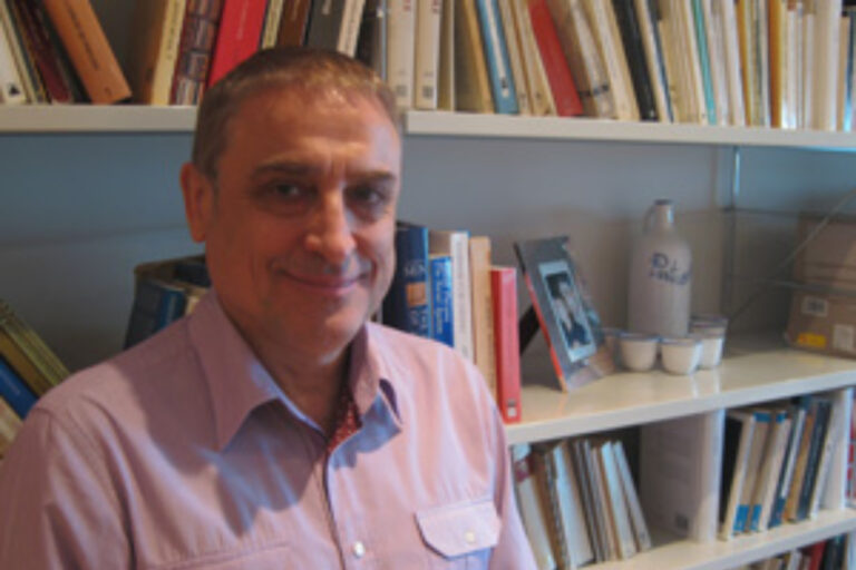 Catedrático en violencia de género acusado por 14 mujeres