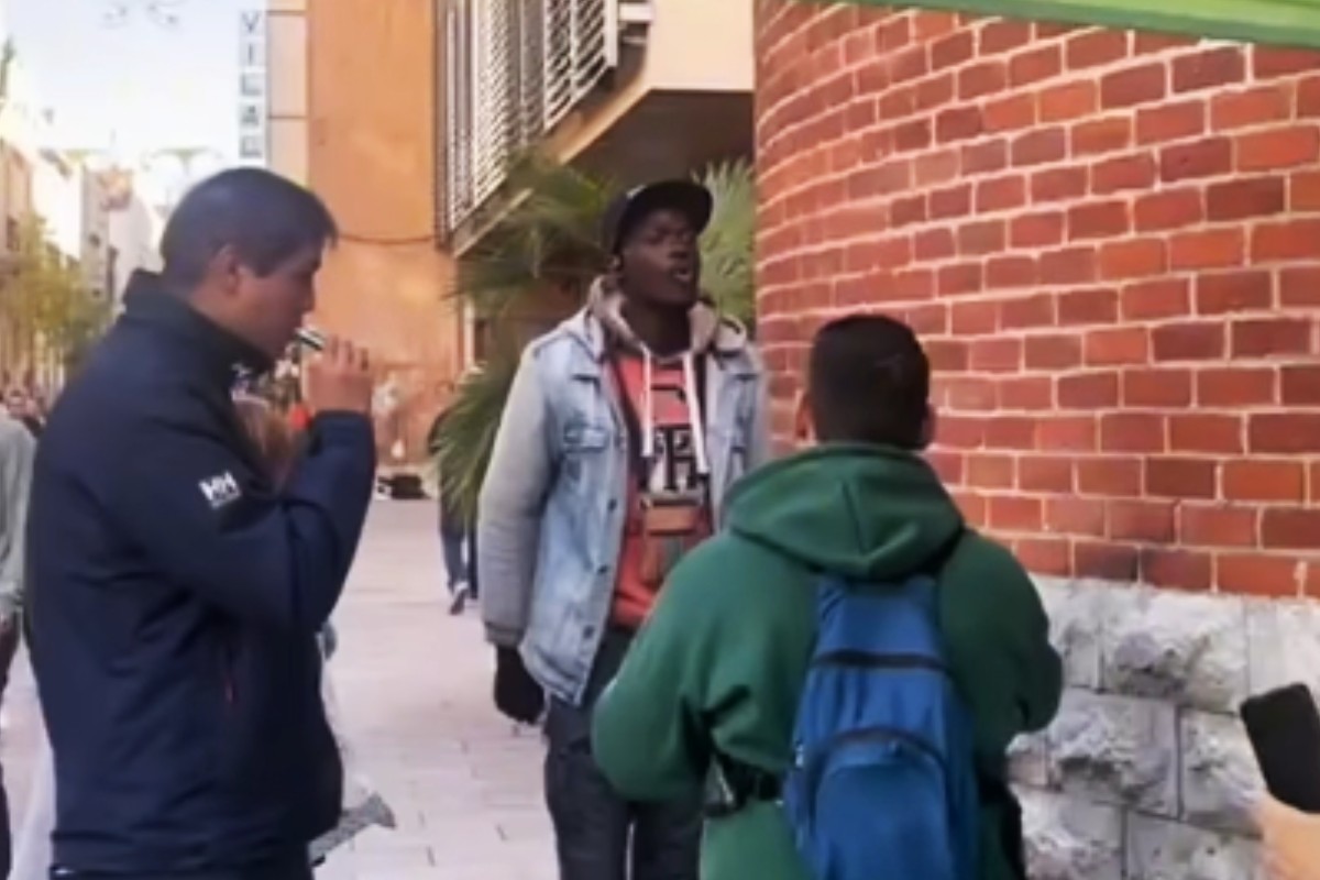 Un africano increpa e insulta a concejales de VOX durante una carpa ...