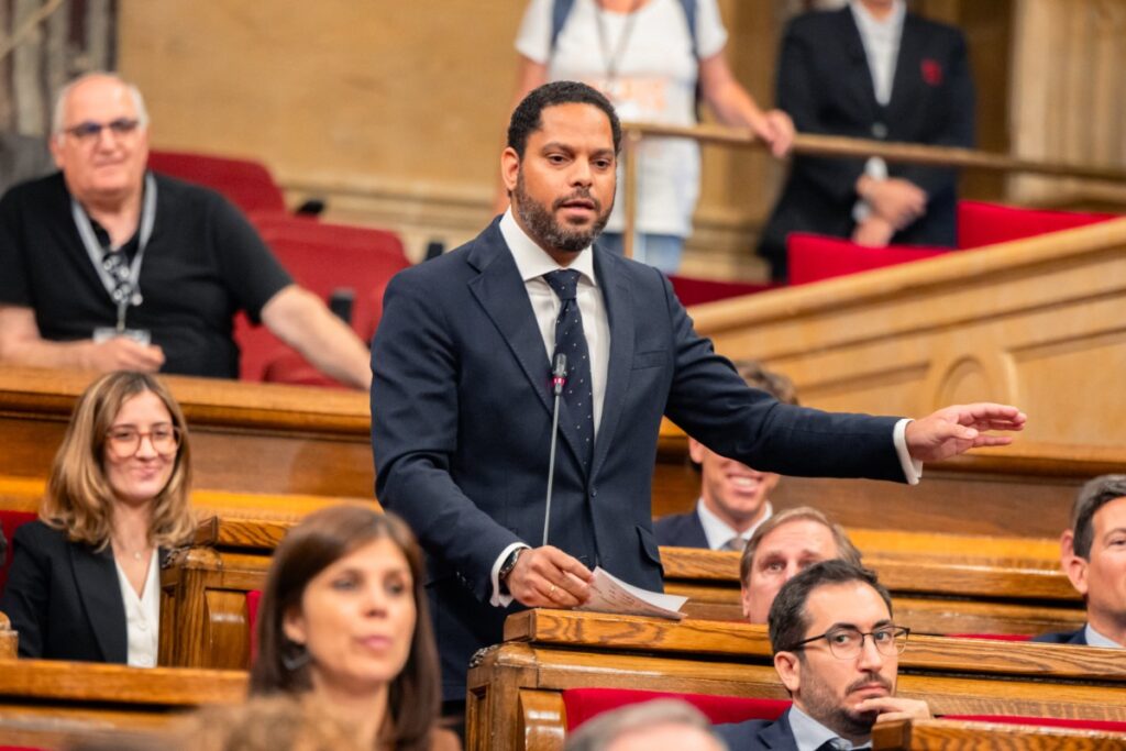 Ignacio Garriga (VOX) retrata al Gobierno de Illa en el Parlament ...