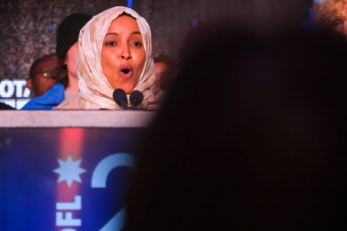 La diputada demócrata y de origen somalí Ilhan Omar se casó con su propio hermano para que ...