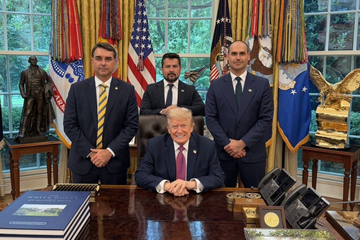Donald Trump recibe al patriota Flávio Bolsonaro en el Despacho Oval de ...